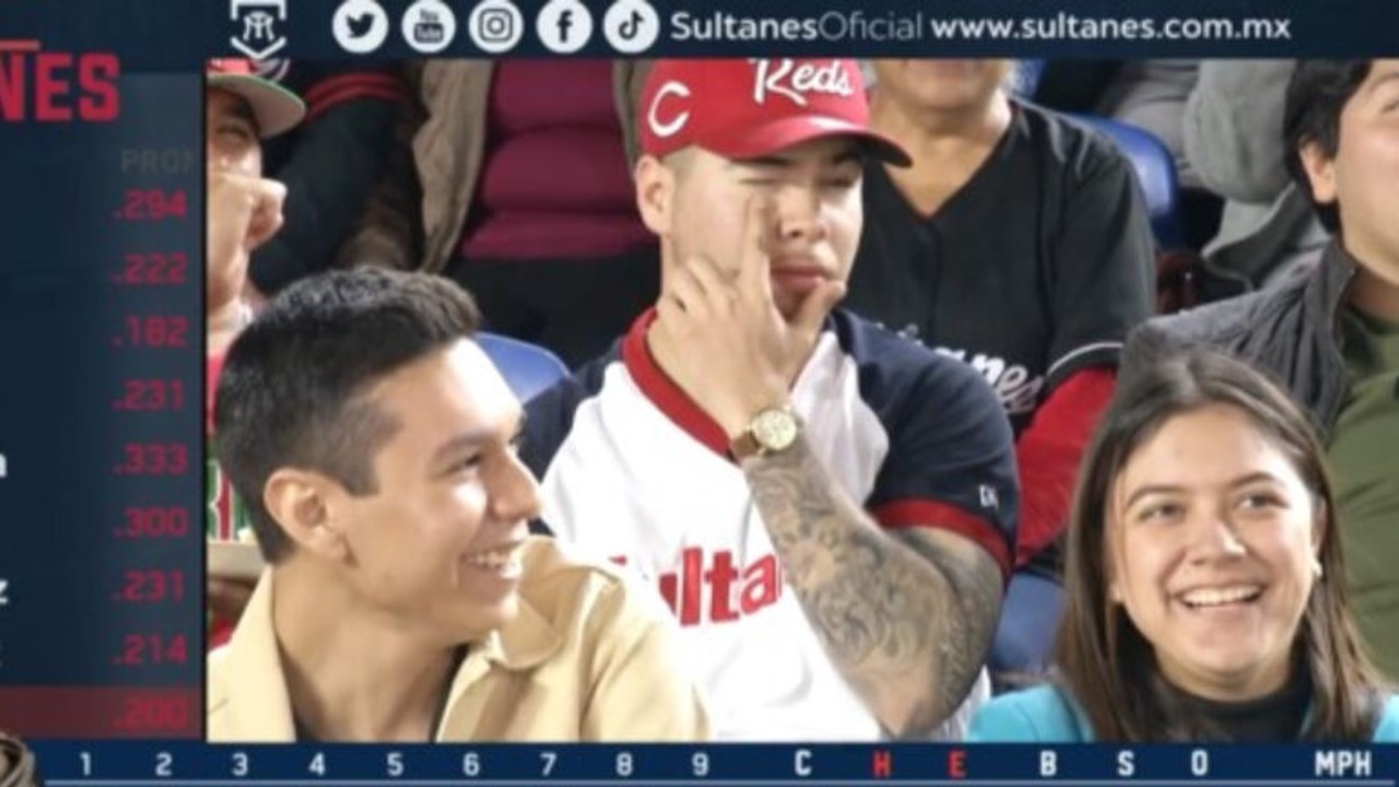 [VIDEO] Aficionada de Sultanes bateó a su acompañante en Kiss Cam y besó al hombre de atrás ...