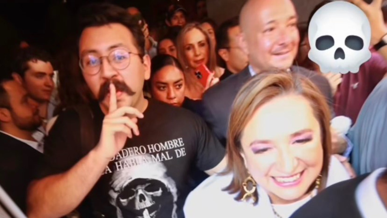 Imagen del joven con playera viral pro AMLO detrás de Xóchitl Gálvez se ...