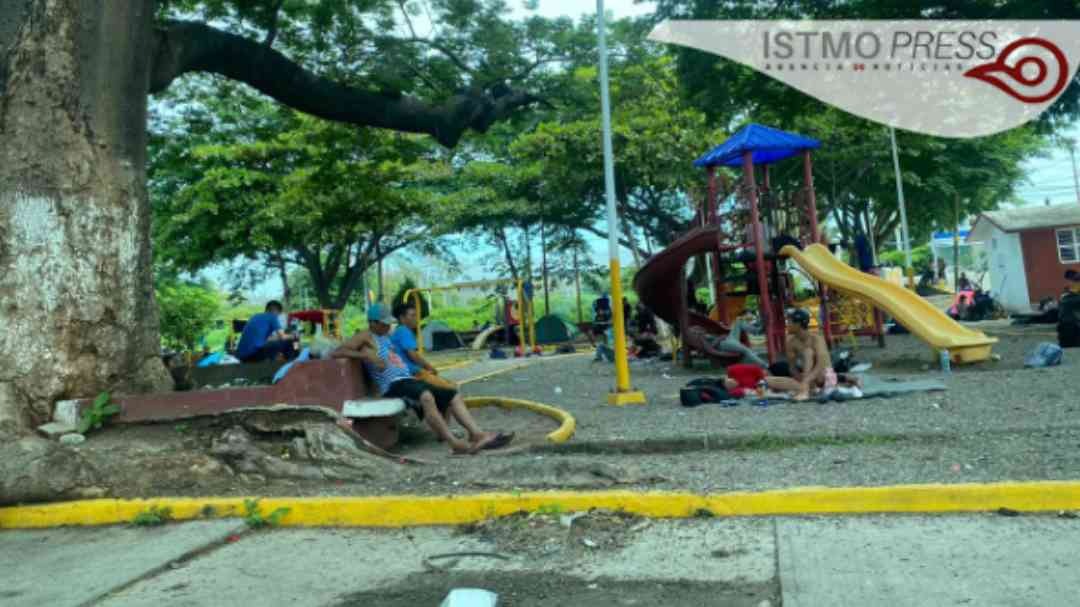 Migrantes usan parques como refugios en Juchitán, Oaxaca, a falta de ...