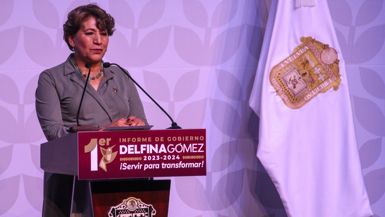Delfina Gómez: Un año de cumplirle a la gente. Autor: Iñaki Fernández ...