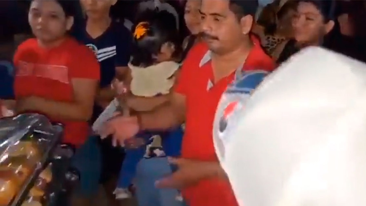 "Les manda el señor 88" | VIDEO: Hombres regalan roscas de Reyes en ...