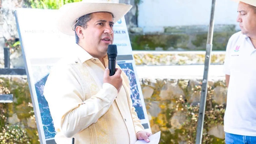 En operativo detienen a escoltas de Carlos Manzo (por Cuitláhuac ...