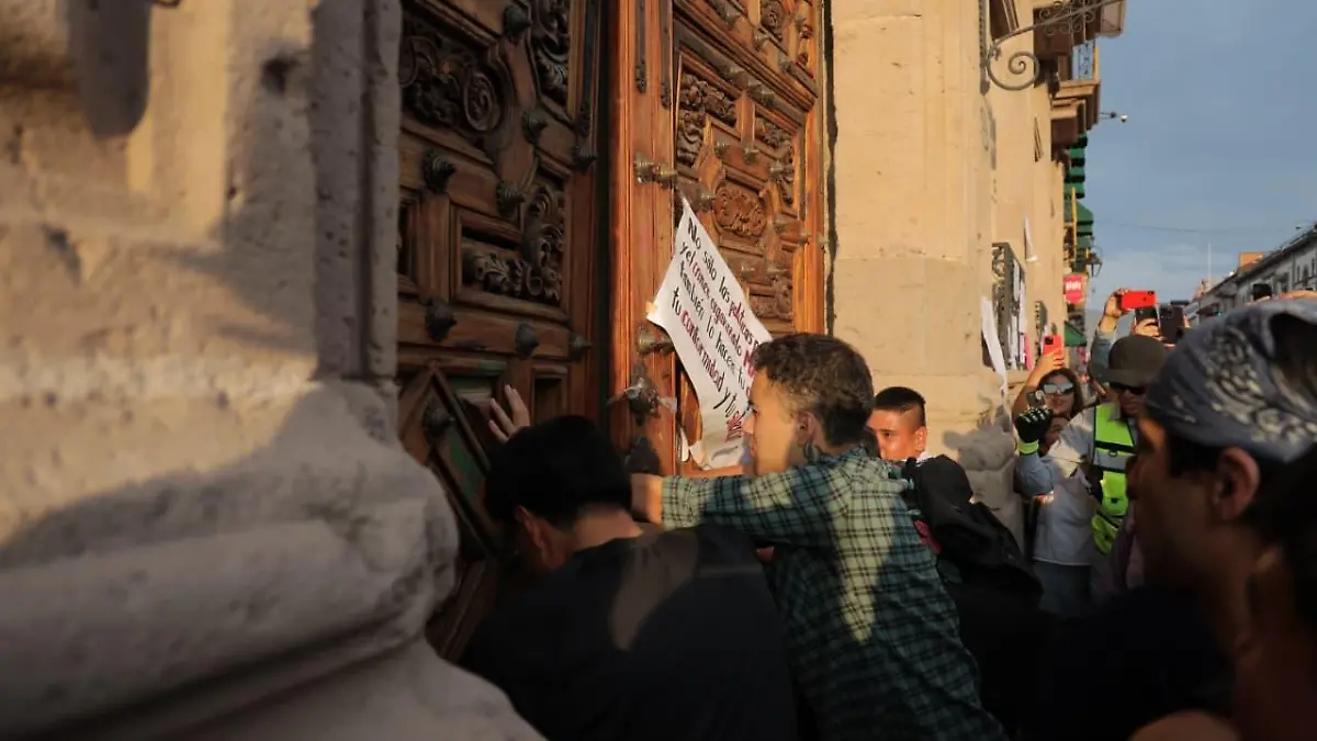 [#VIDEOS] Manifestantes destruyen puertas del Palacio de Gobierno ...
